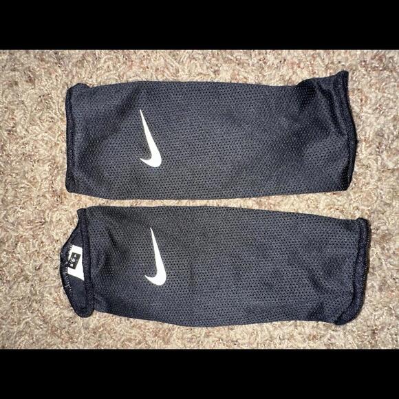 Nike | Accessories | Nike Guard Lock Sleeves Blackwhite | Poshmark